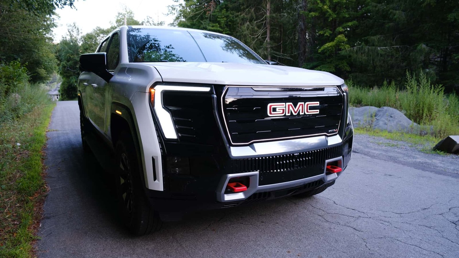 Unlocking Practicality: The GMC Sierra EV’s Unique Midgate Feature ...